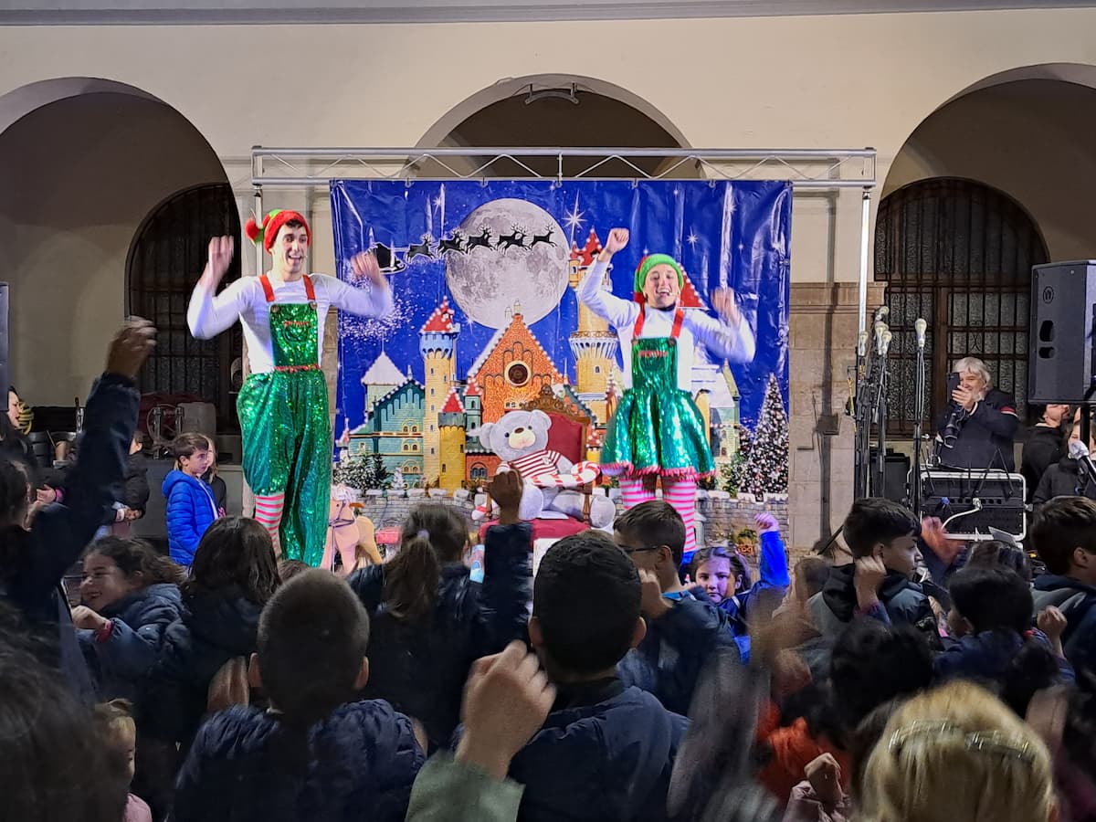 NULES DÓNA LA BENVINGUDA AL NADAL AMB L’ENCESA DE L’ARBRE I L ...